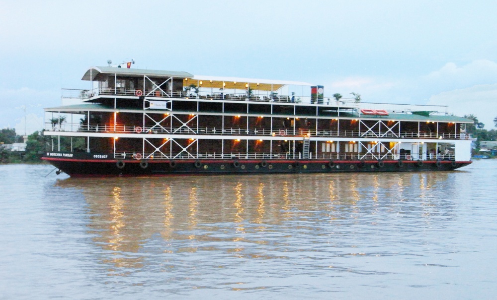 Bateaux sur le Mékong : RV Indochine I, RV Indochine II | CroisiEurope